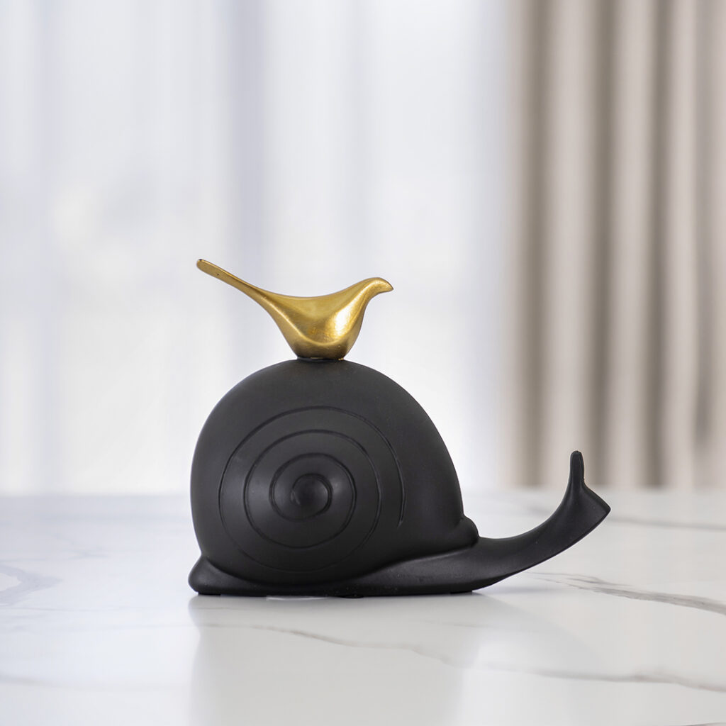 Rayn Polyresin Black and Gold Snail Accent 15CM – Royal Furniture
